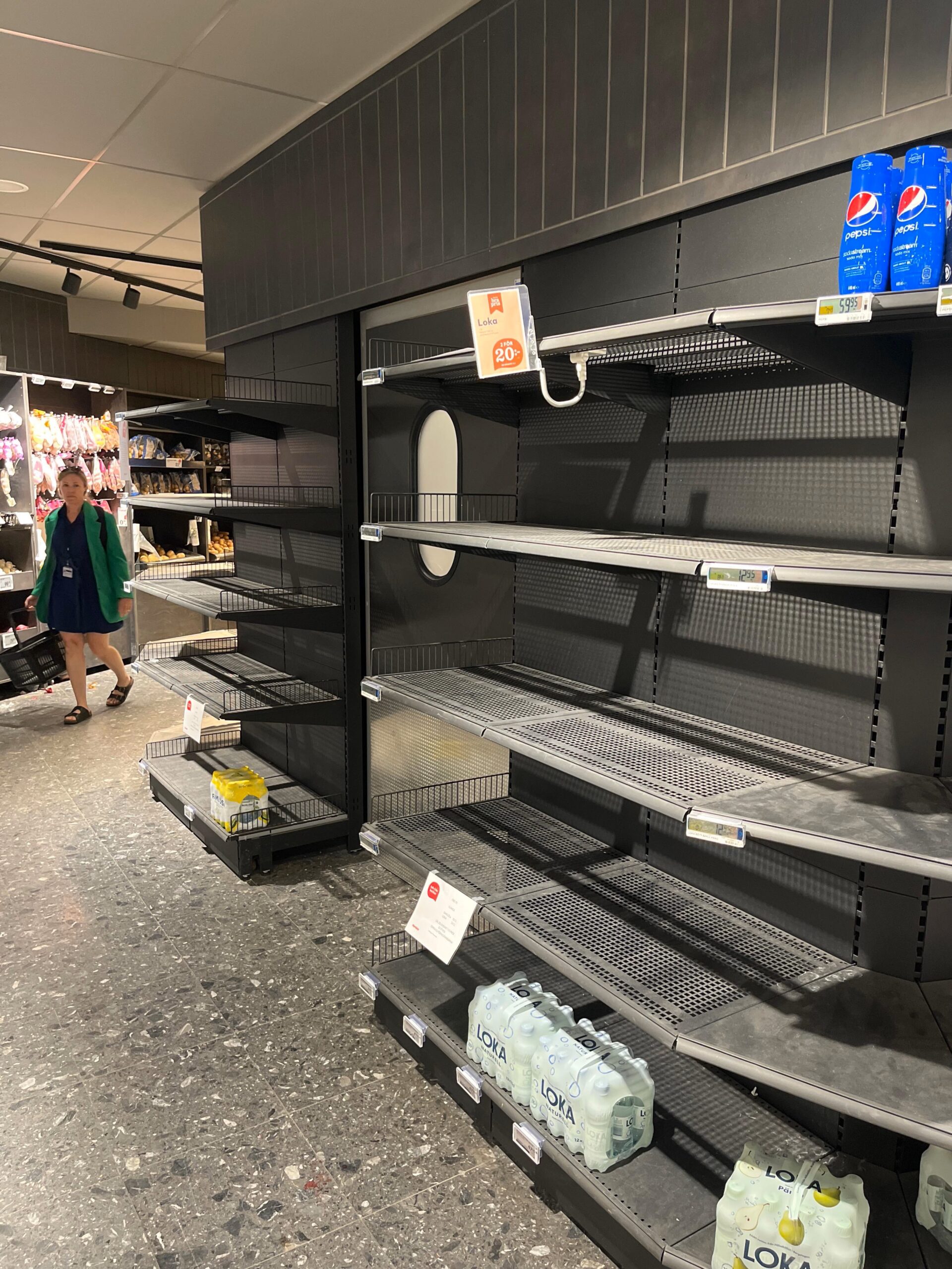 Tomma butikshyllor när Dagabs nya lager rampas upp – Dagens Logistik